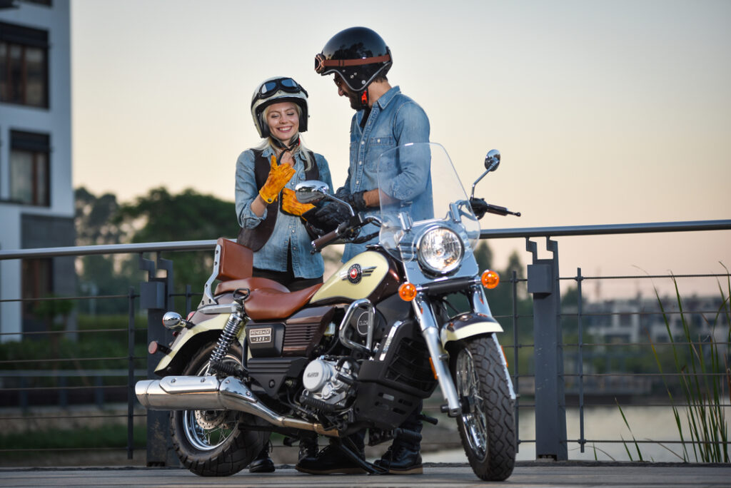 UM MOTORS CLASSIC DELUXE 300 online kaufen - Roomix